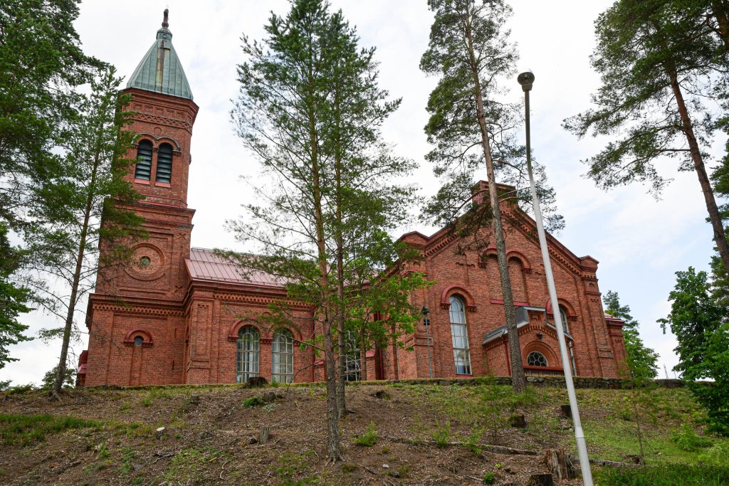 Lopen kirkko talveksi kiinni ja peruslämmölle – ”Kannamme sitä mitä ...